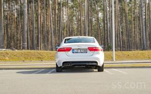White Jaguar XE 2017 in Riga, with an engine capacity of 2.00 L and mileage of 158 thousand km for 8190 €, photo 7 on AUTOMOTO.COM.LV