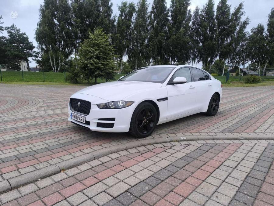 White Jaguar XE 2017 in Vilnius, with an engine capacity of 2.00 L and mileage of 184 thousand km for 9900 €, photo 1 on AUTOMOTO.COM.LV