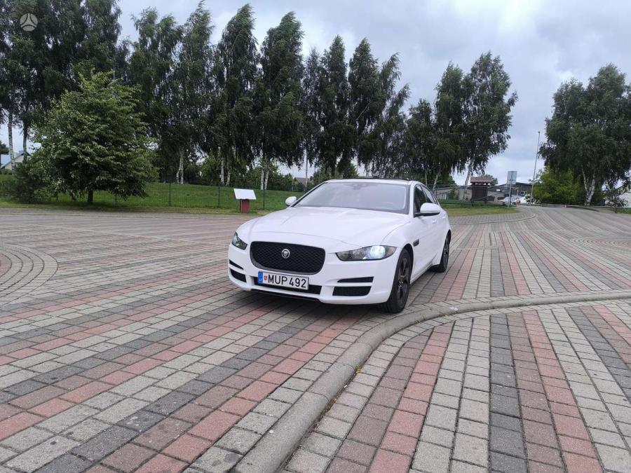 White Jaguar XE 2017 in Vilnius, with an engine capacity of 2.00 L and mileage of 184 thousand km for 9900 €, photo 3 on AUTOMOTO.COM.LV
