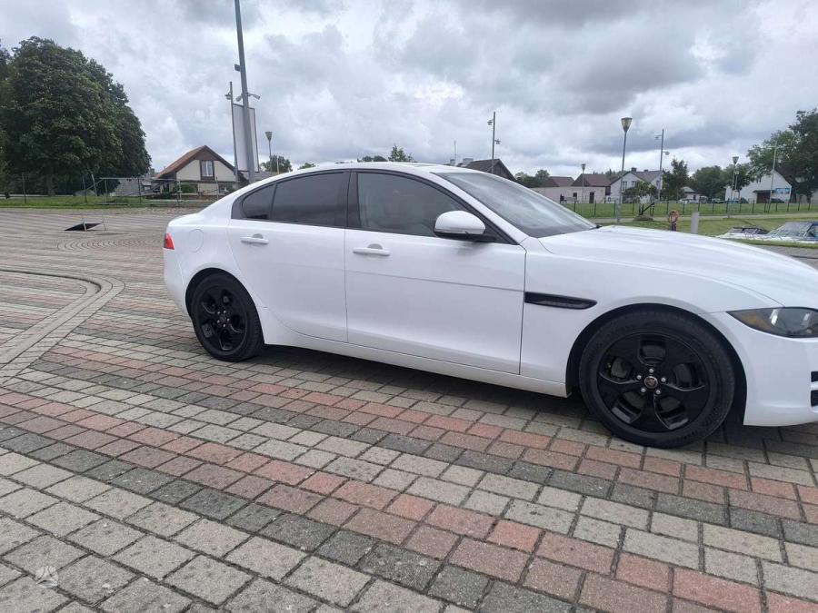 White Jaguar XE 2017 in Vilnius, with an engine capacity of 2.00 L and mileage of 184 thousand km for 9900 €, photo 5 on AUTOMOTO.COM.LV