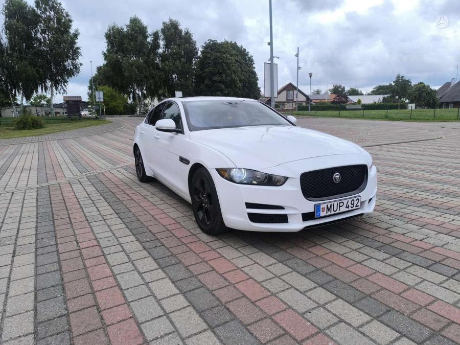 White Jaguar XE 2017 in Vilnius, with an engine capacity of 2.00 L and mileage of 184 thousand km for 9900 €, photo 6 on AUTOMOTO.COM.LV