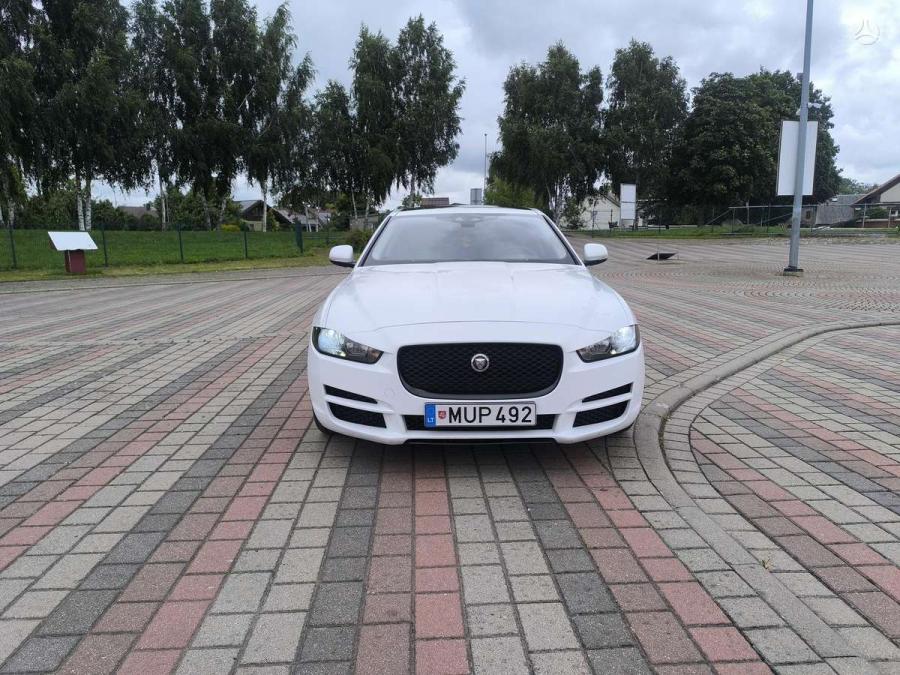 White Jaguar XE 2017 in Vilnius, with an engine capacity of 2.00 L and mileage of 184 thousand km for 9900 €, photo 7 on AUTOMOTO.COM.LV
