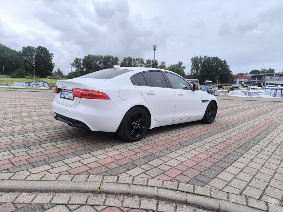 White Jaguar XE 2017 in Vilnius, with an engine capacity of 2.00 L and mileage of 184 thousand km for 9900 €, photo 8 on AUTOMOTO.COM.LV