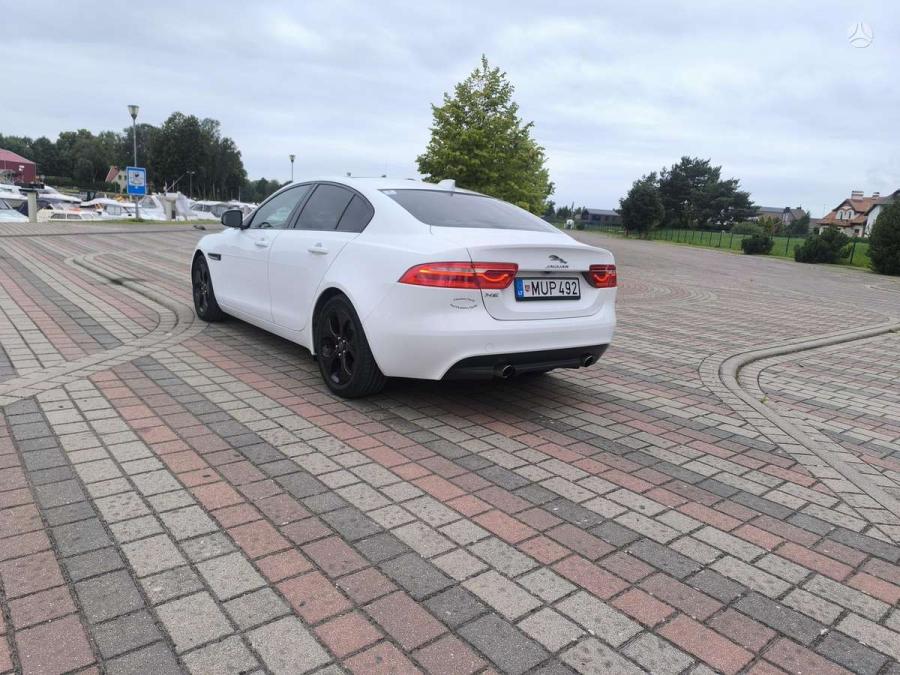 White Jaguar XE 2017 in Vilnius, with an engine capacity of 2.00 L and mileage of 184 thousand km for 9900 €, photo 10 on AUTOMOTO.COM.LV