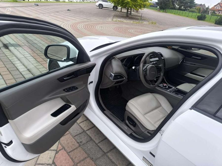 White Jaguar XE 2017 in Vilnius, with an engine capacity of 2.00 L and mileage of 184 thousand km for 9900 €, photo 12 on AUTOMOTO.COM.LV
