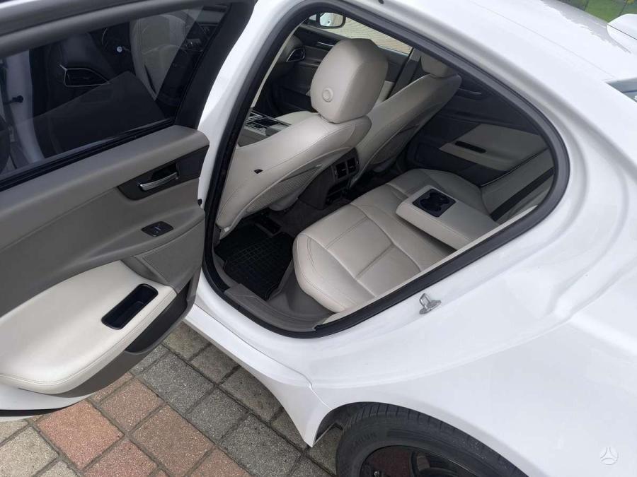 White Jaguar XE 2017 in Vilnius, with an engine capacity of 2.00 L and mileage of 184 thousand km for 9900 €, photo 13 on AUTOMOTO.COM.LV