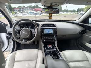 White Jaguar XE 2017 in Vilnius, with an engine capacity of 2.00 L and mileage of 184 thousand km for 9900 €, photo 17 on AUTOMOTO.COM.LV
