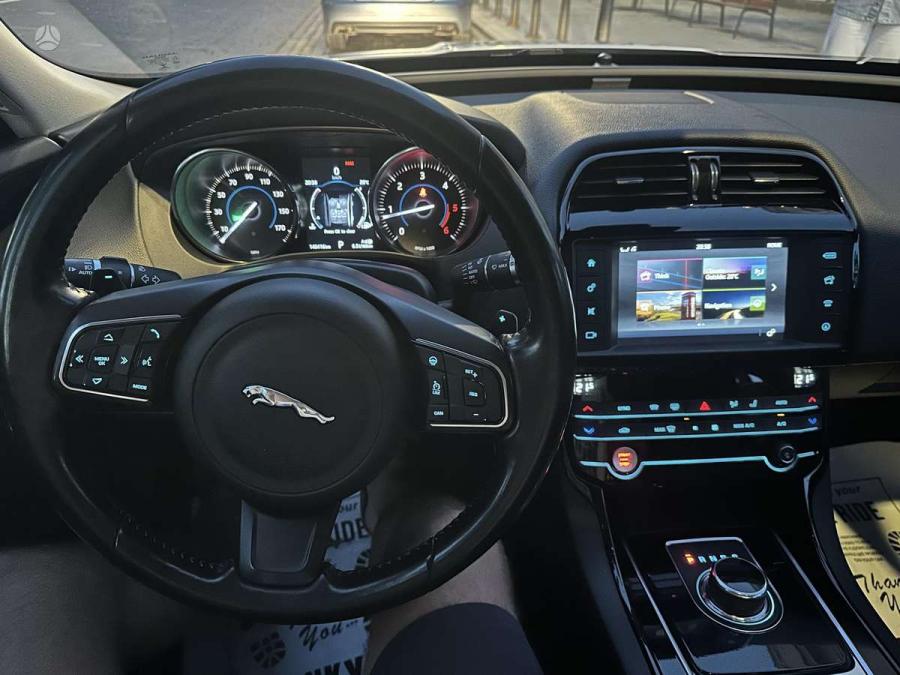Белый Ягуар XE 2017 в Вильнюс, объемом двигателя 2.00 л и пробегом 140 тыс. км за 9800 €, фото 11 на AUTOMOTO.COM.LV
