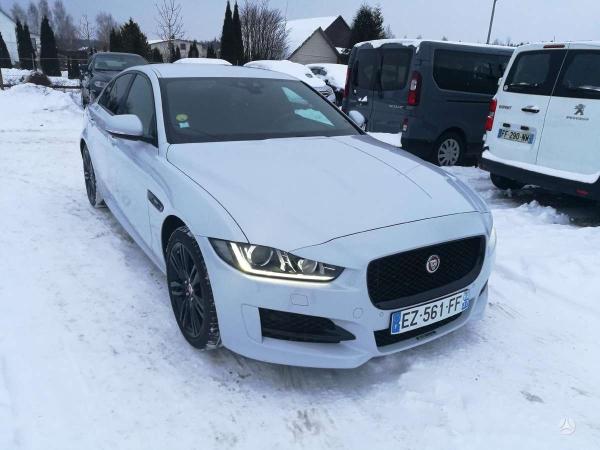 White Jaguar XE 2018 in Taurage, with an engine capacity of 2.00 L and mileage of 110 thousand km for 9200 €, photo 3 on AUTOMOTO.COM.LV