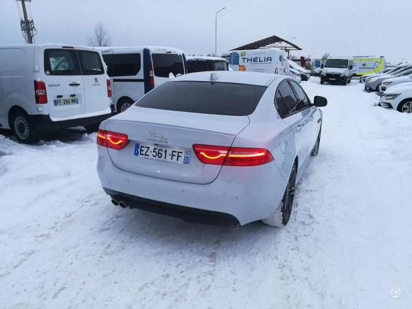 White Jaguar XE 2018 in Taurage, with an engine capacity of 2.00 L and mileage of 110 thousand km for 9200 €, photo 7 on AUTOMOTO.COM.LV