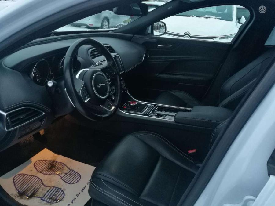 White Jaguar XE 2018 in Taurage, with an engine capacity of 2.00 L and mileage of 110 thousand km for 9200 €, photo 9 on AUTOMOTO.COM.LV