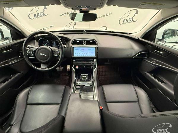 Balts Jaguar XE 2019 Viļņa, ar dzinēja tilpumu 2.00 L un nobraukumu 63 tūkst. km par 17500 €, foto 5 vietnē AUTOMOTO.COM.LV