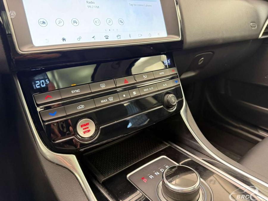 Balts Jaguar XE 2019 Viļņa, ar dzinēja tilpumu 2.00 L un nobraukumu 63 tūkst. km par 17500 €, foto 14 vietnē AUTOMOTO.COM.LV