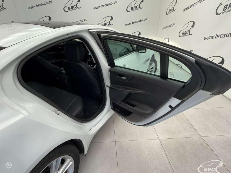 Balts Jaguar XE 2019 Viļņa, ar dzinēja tilpumu 2.00 L un nobraukumu 63 tūkst. km par 17500 €, foto 20 vietnē AUTOMOTO.COM.LV