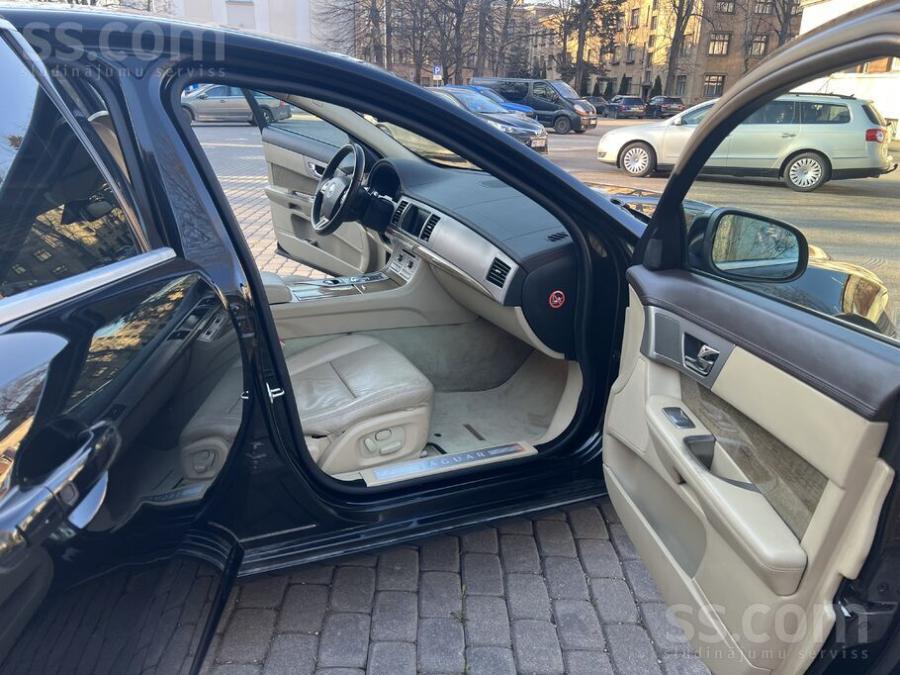 Black Jaguar XF 2008 in Riga, with an engine capacity of 2.70 L and mileage of 269 thousand km for 5200 €, photo 9 on AUTOMOTO.COM.LV
