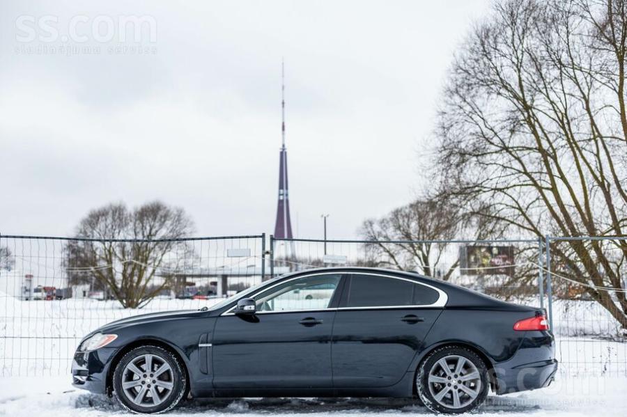Black Jaguar XF 2008 in Riga, with an engine capacity of 3.00 L and mileage of 223 thousand km for 5290 €, photo 4 on AUTOMOTO.COM.LV