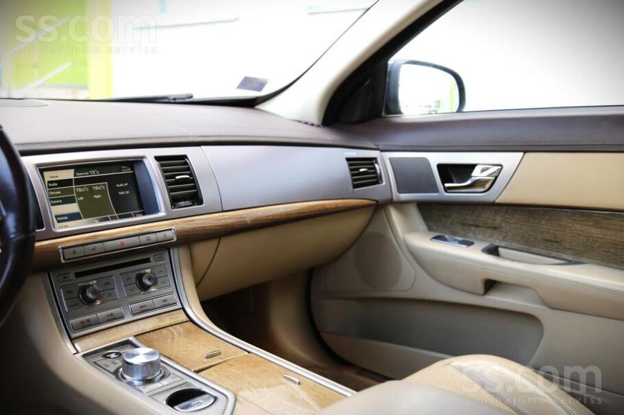 Black Jaguar XF 2008 in Riga, with an engine capacity of 2.70 L and mileage of 274 thousand km for 4995 €, photo 11 on AUTOMOTO.COM.LV