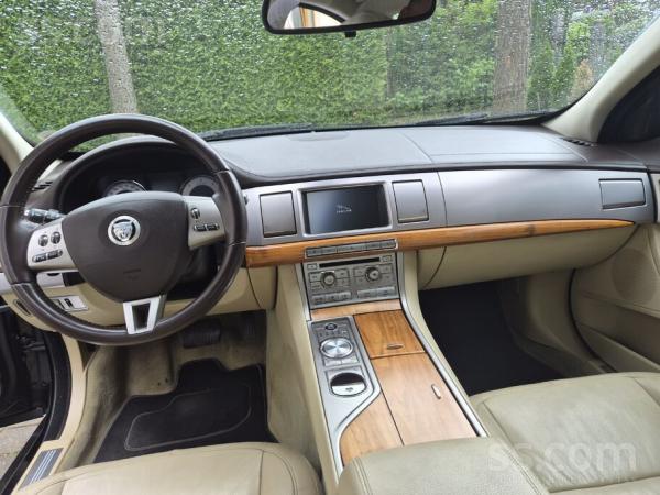Black Jaguar XF 2008 in Riga, with an engine capacity of 2.70 L and mileage of 211 thousand km for 3900 €, photo 4 on AUTOMOTO.COM.LV