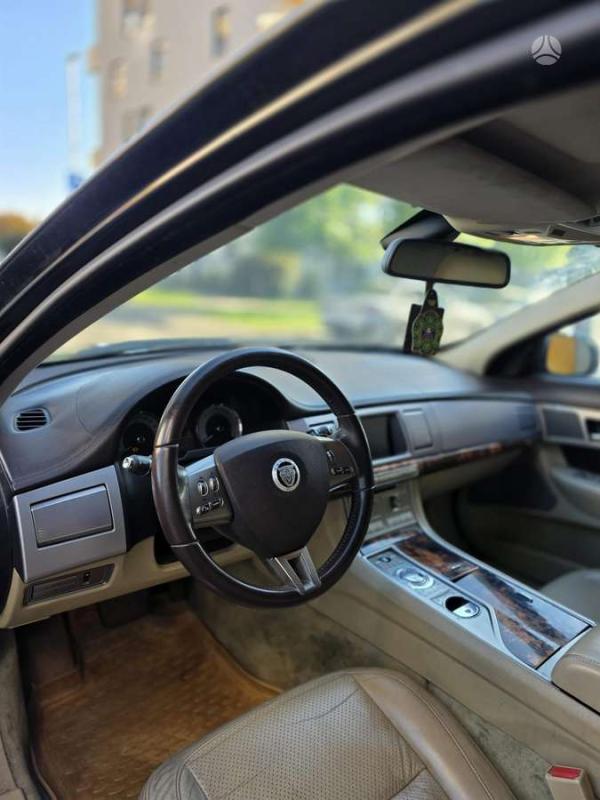 Black Jaguar XF 2008 in Vilnius, with an engine capacity of 2.70 L and mileage of 321 thousand km for 1550 €, photo 8 on AUTOMOTO.COM.LV