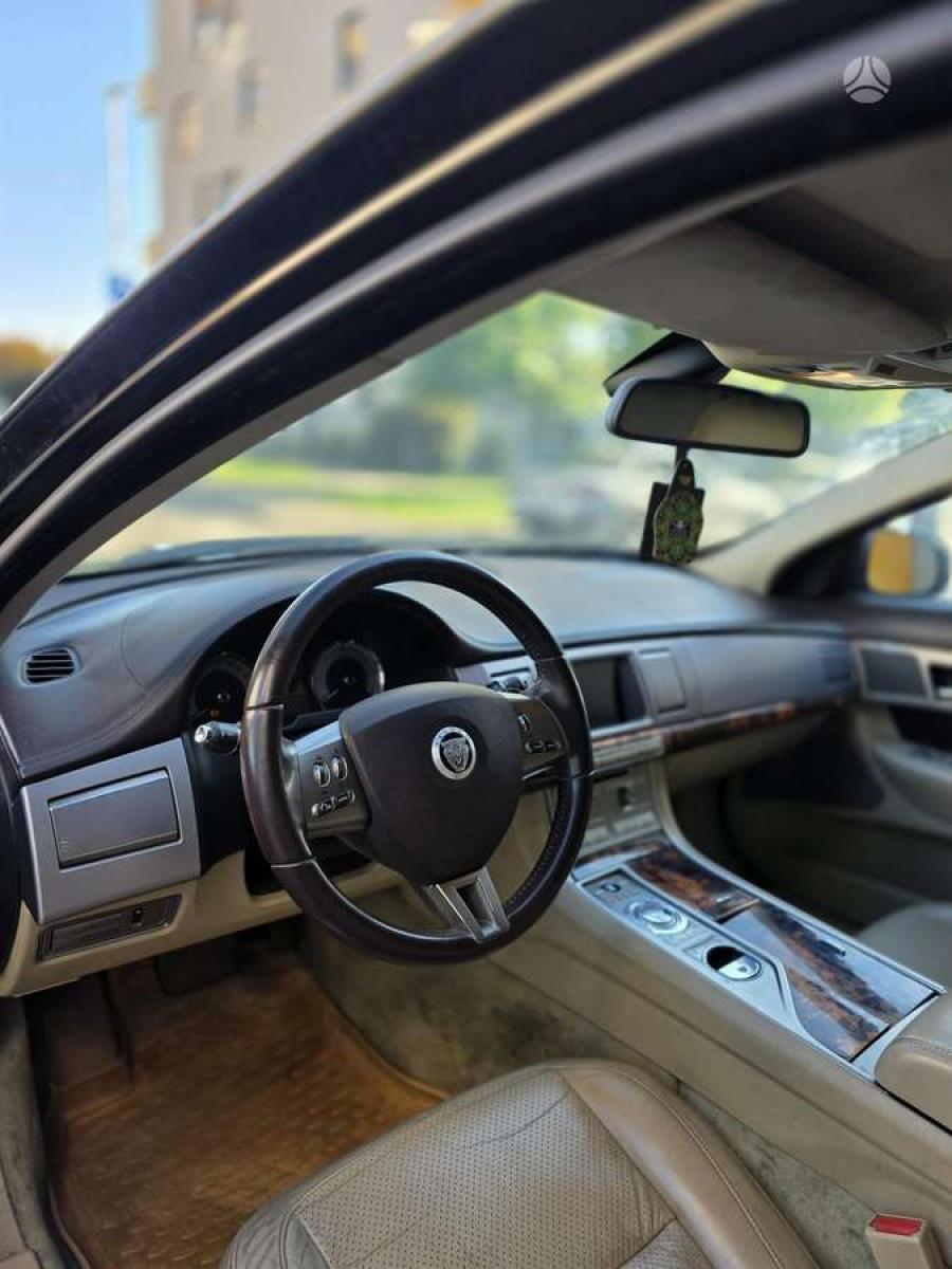 Black Jaguar XF 2008 in Vilnius, with an engine capacity of 2.70 L and mileage of 321 thousand km for 1550 €, photo 9 on AUTOMOTO.COM.LV