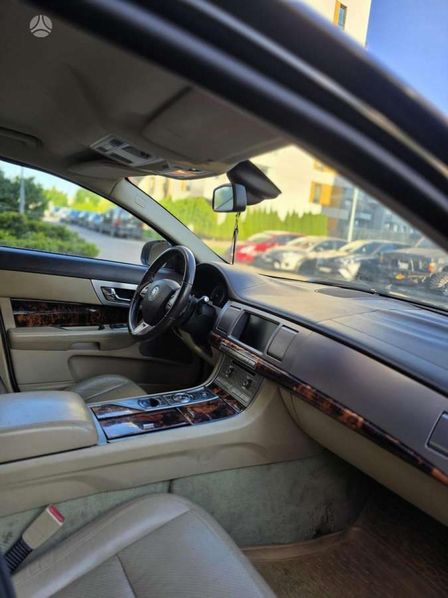 Black Jaguar XF 2008 in Vilnius, with an engine capacity of 2.70 L and mileage of 321 thousand km for 1550 €, photo 10 on AUTOMOTO.COM.LV