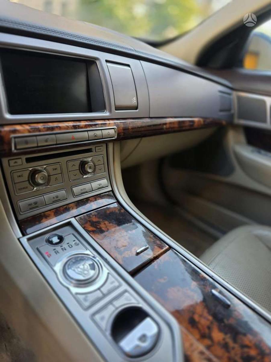 Black Jaguar XF 2008 in Vilnius, with an engine capacity of 2.70 L and mileage of 321 thousand km for 1550 €, photo 11 on AUTOMOTO.COM.LV