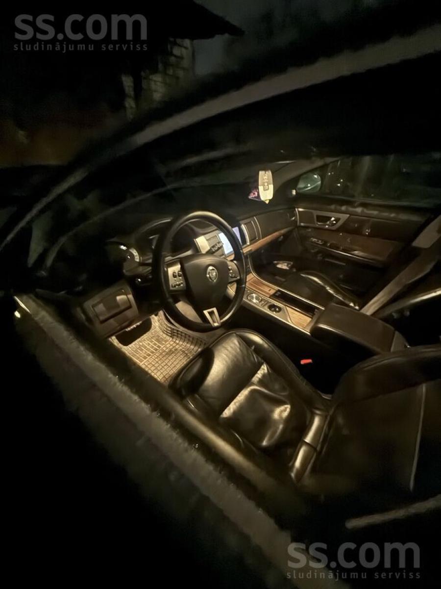 Melns Jaguar XF 2008 Rīga, ar dzinēja tilpumu 2.70 L un nobraukumu 190 tūkst. km par 3500 €, foto 6 vietnē AUTOMOTO.COM.LV