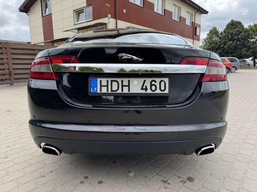 Black Jaguar XF 2009 in Kretinga, with an engine capacity of 2.72 L and mileage of 355 thousand km for 2995 €, photo 9 on AUTOMOTO.COM.LV