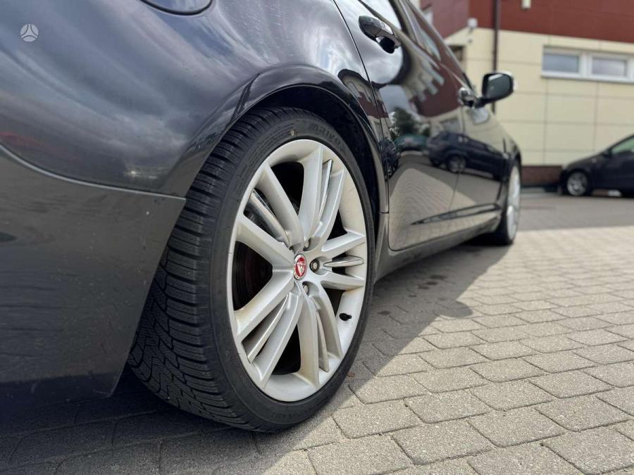 Black Jaguar XF 2009 in Kretinga, with an engine capacity of 2.72 L and mileage of 355 thousand km for 2995 €, photo 12 on AUTOMOTO.COM.LV