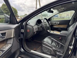 Black Jaguar XF 2009 in Kretinga, with an engine capacity of 2.72 L and mileage of 355 thousand km for 2995 €, photo 15 on AUTOMOTO.COM.LV