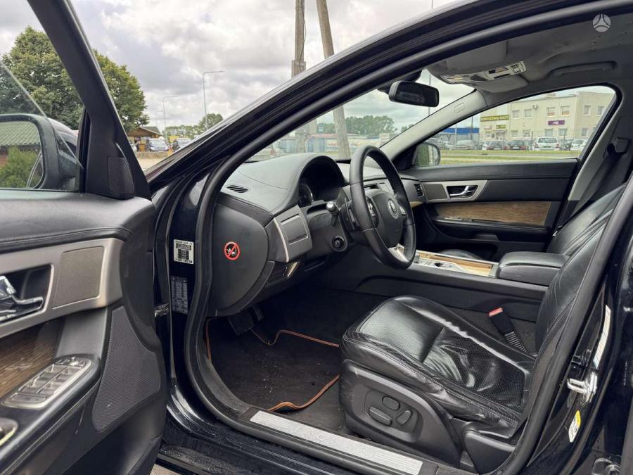 Black Jaguar XF 2009 in Kretinga, with an engine capacity of 2.72 L and mileage of 355 thousand km for 2995 €, photo 15 on AUTOMOTO.COM.LV