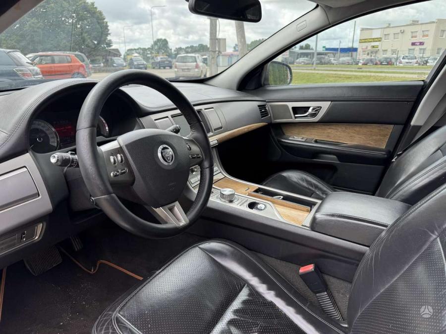 Black Jaguar XF 2009 in Kretinga, with an engine capacity of 2.72 L and mileage of 355 thousand km for 2995 €, photo 16 on AUTOMOTO.COM.LV