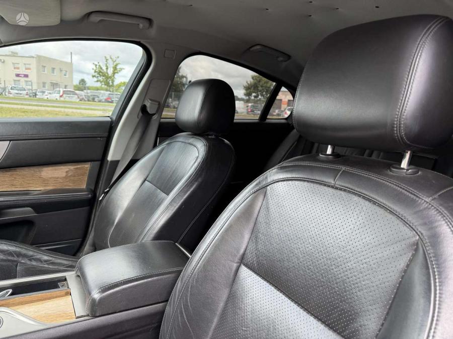 Black Jaguar XF 2009 in Kretinga, with an engine capacity of 2.72 L and mileage of 355 thousand km for 2995 €, photo 17 on AUTOMOTO.COM.LV