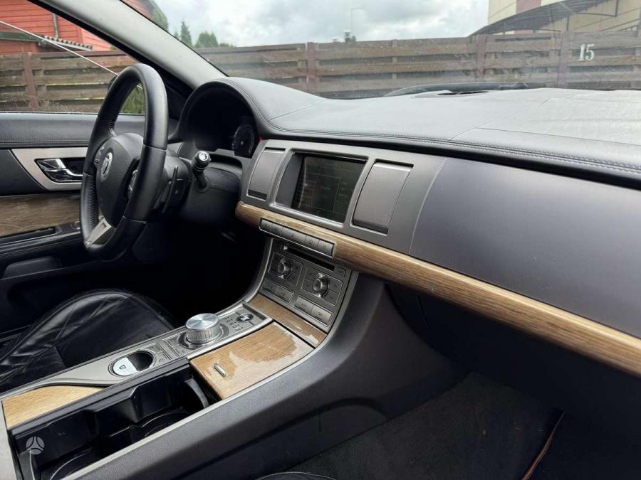 Black Jaguar XF 2009 in Kretinga, with an engine capacity of 2.72 L and mileage of 355 thousand km for 2995 €, photo 23 on AUTOMOTO.COM.LV