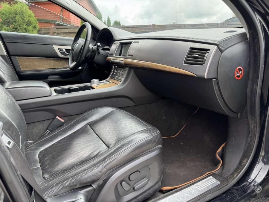 Black Jaguar XF 2009 in Kretinga, with an engine capacity of 2.72 L and mileage of 355 thousand km for 2995 €, photo 24 on AUTOMOTO.COM.LV
