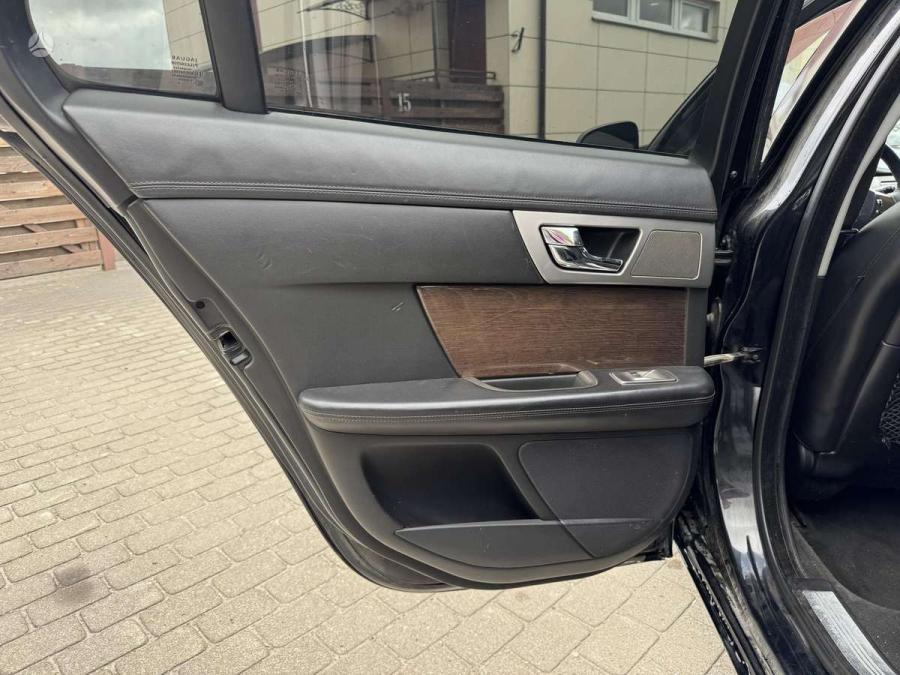 Black Jaguar XF 2009 in Kretinga, with an engine capacity of 2.72 L and mileage of 355 thousand km for 2995 €, photo 25 on AUTOMOTO.COM.LV