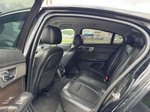 Black Jaguar XF 2009 in Kretinga, with an engine capacity of 2.72 L and mileage of 355 thousand km for 2995 €, photo 26 on AUTOMOTO.COM.LV