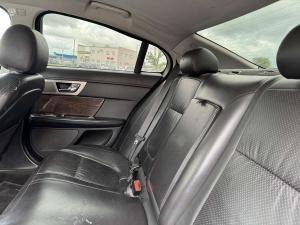 Black Jaguar XF 2009 in Kretinga, with an engine capacity of 2.72 L and mileage of 355 thousand km for 2995 €, photo 27 on AUTOMOTO.COM.LV