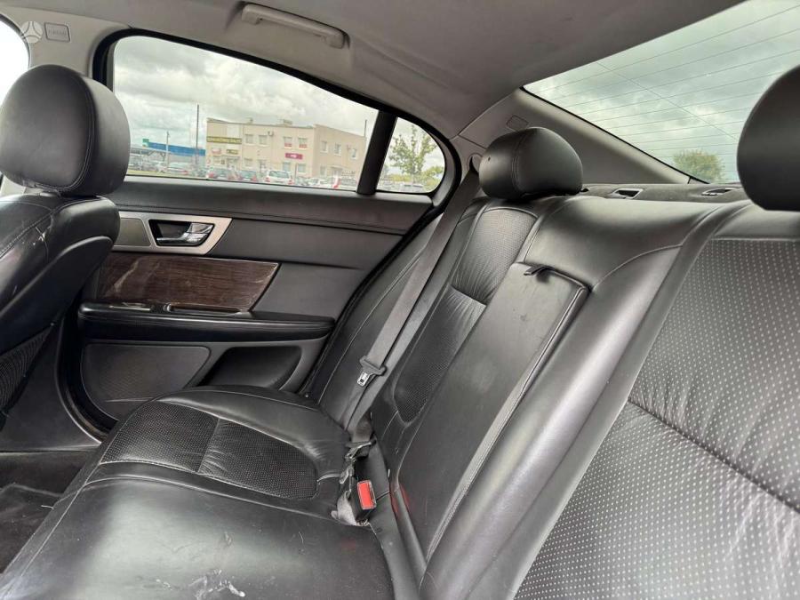 Black Jaguar XF 2009 in Kretinga, with an engine capacity of 2.72 L and mileage of 355 thousand km for 2995 €, photo 27 on AUTOMOTO.COM.LV
