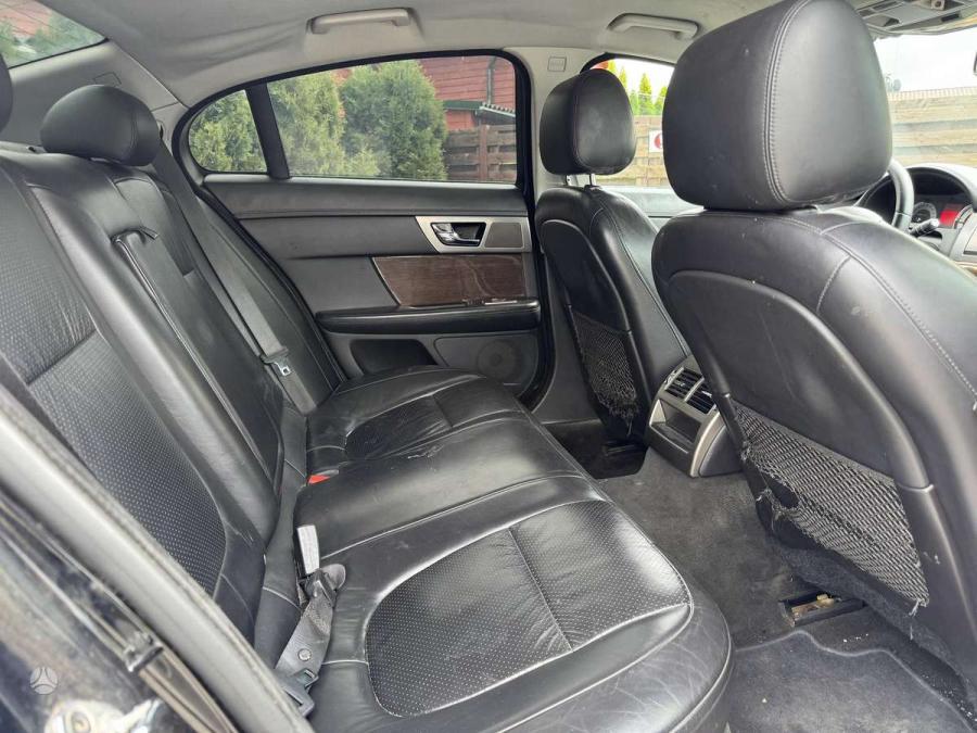 Black Jaguar XF 2009 in Kretinga, with an engine capacity of 2.72 L and mileage of 355 thousand km for 2995 €, photo 28 on AUTOMOTO.COM.LV