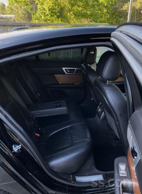 Black Jaguar XF 2010 in Jurmala, with an engine capacity of 3.00 L and mileage of 214 thousand km for 5490 €, photo 9 on AUTOMOTO.COM.LV
