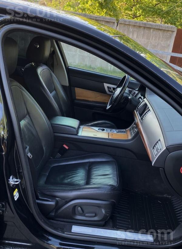 Black Jaguar XF 2010 in Jurmala, with an engine capacity of 3.00 L and mileage of 214 thousand km for 5490 €, photo 10 on AUTOMOTO.COM.LV