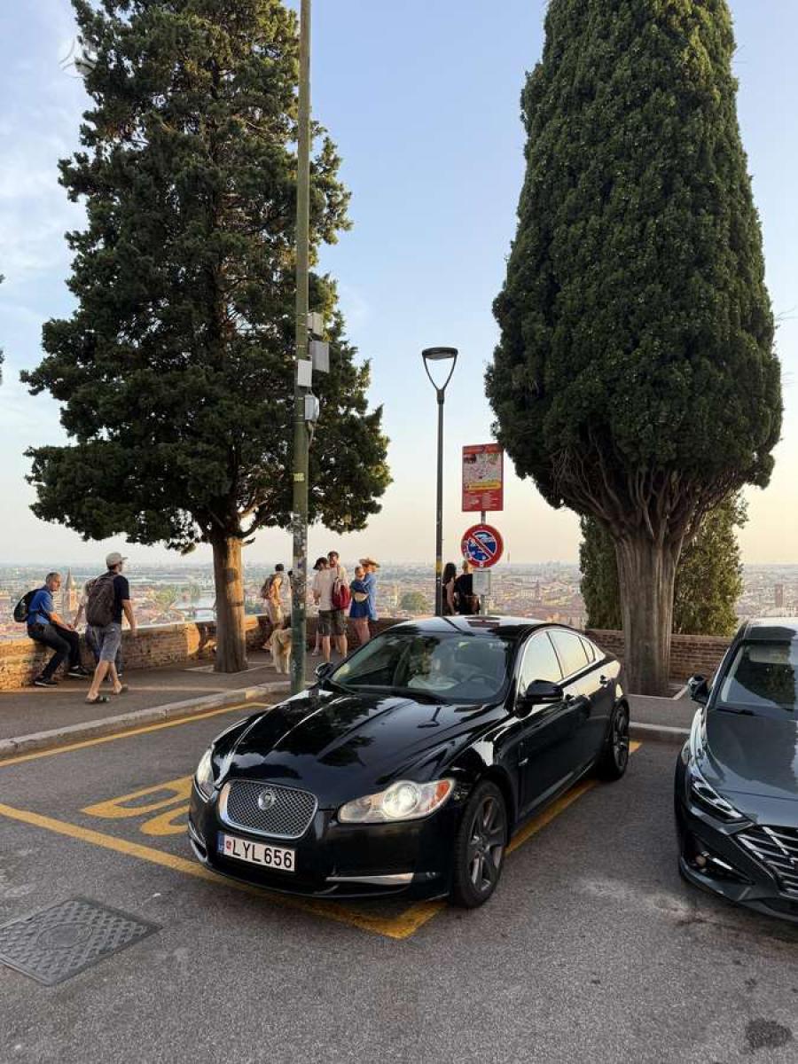 Black Jaguar XF 2010 in Vilnius, with an engine capacity of 2.99 L and mileage of 290 thousand km for 5000 €, photo 1 on AUTOMOTO.COM.LV