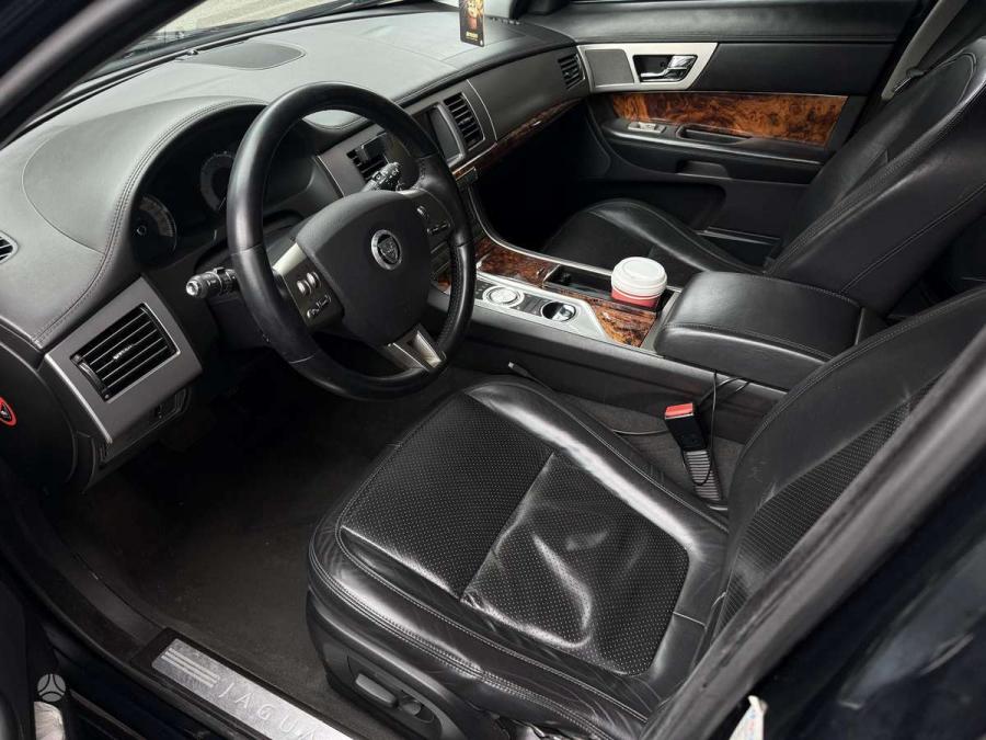 Black Jaguar XF 2010 in Vilnius, with an engine capacity of 2.99 L and mileage of 290 thousand km for 5000 €, photo 4 on AUTOMOTO.COM.LV