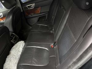 Black Jaguar XF 2010 in Vilnius, with an engine capacity of 2.99 L and mileage of 290 thousand km for 5000 €, photo 5 on AUTOMOTO.COM.LV