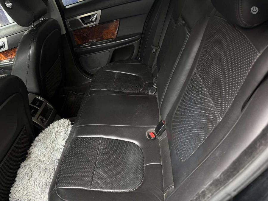 Black Jaguar XF 2010 in Vilnius, with an engine capacity of 2.99 L and mileage of 290 thousand km for 5000 €, photo 5 on AUTOMOTO.COM.LV