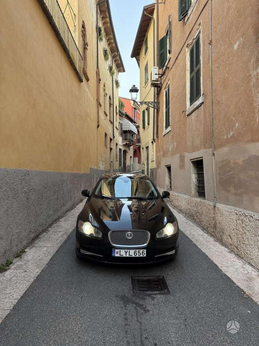 Black Jaguar XF 2010 in Vilnius, with an engine capacity of 2.99 L and mileage of 290 thousand km for 5000 €, photo 8 on AUTOMOTO.COM.LV