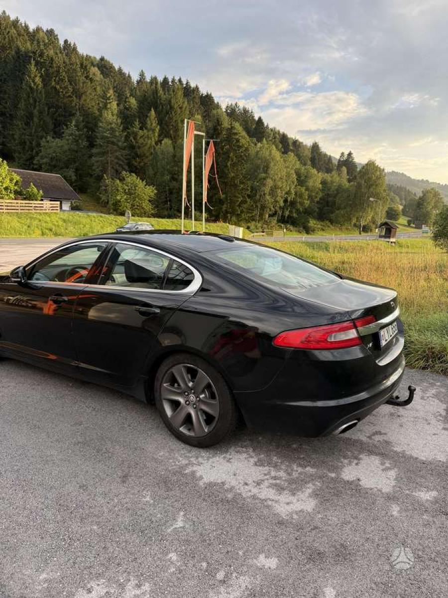 Black Jaguar XF 2010 in Vilnius, with an engine capacity of 2.99 L and mileage of 290 thousand km for 5000 €, photo 10 on AUTOMOTO.COM.LV