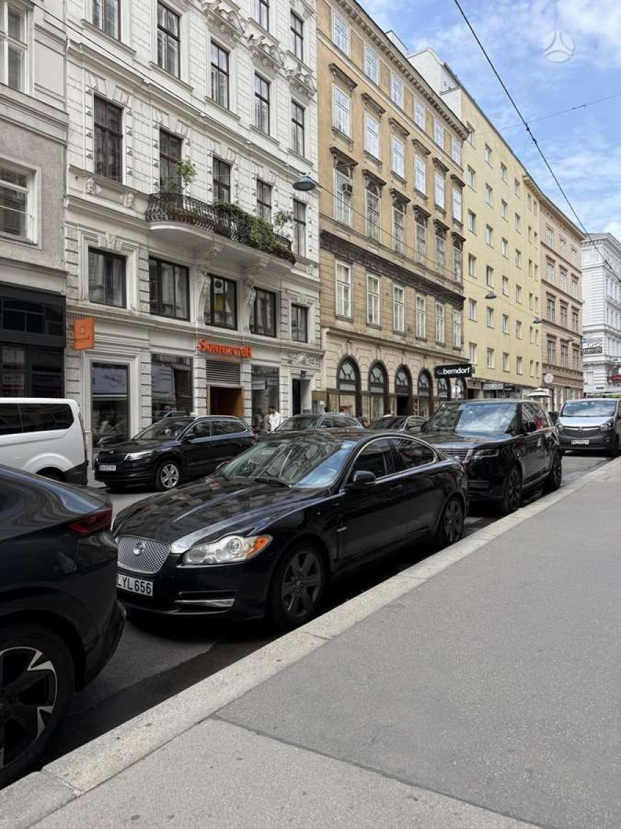 Black Jaguar XF 2010 in Vilnius, with an engine capacity of 2.99 L and mileage of 290 thousand km for 5000 €, photo 11 on AUTOMOTO.COM.LV