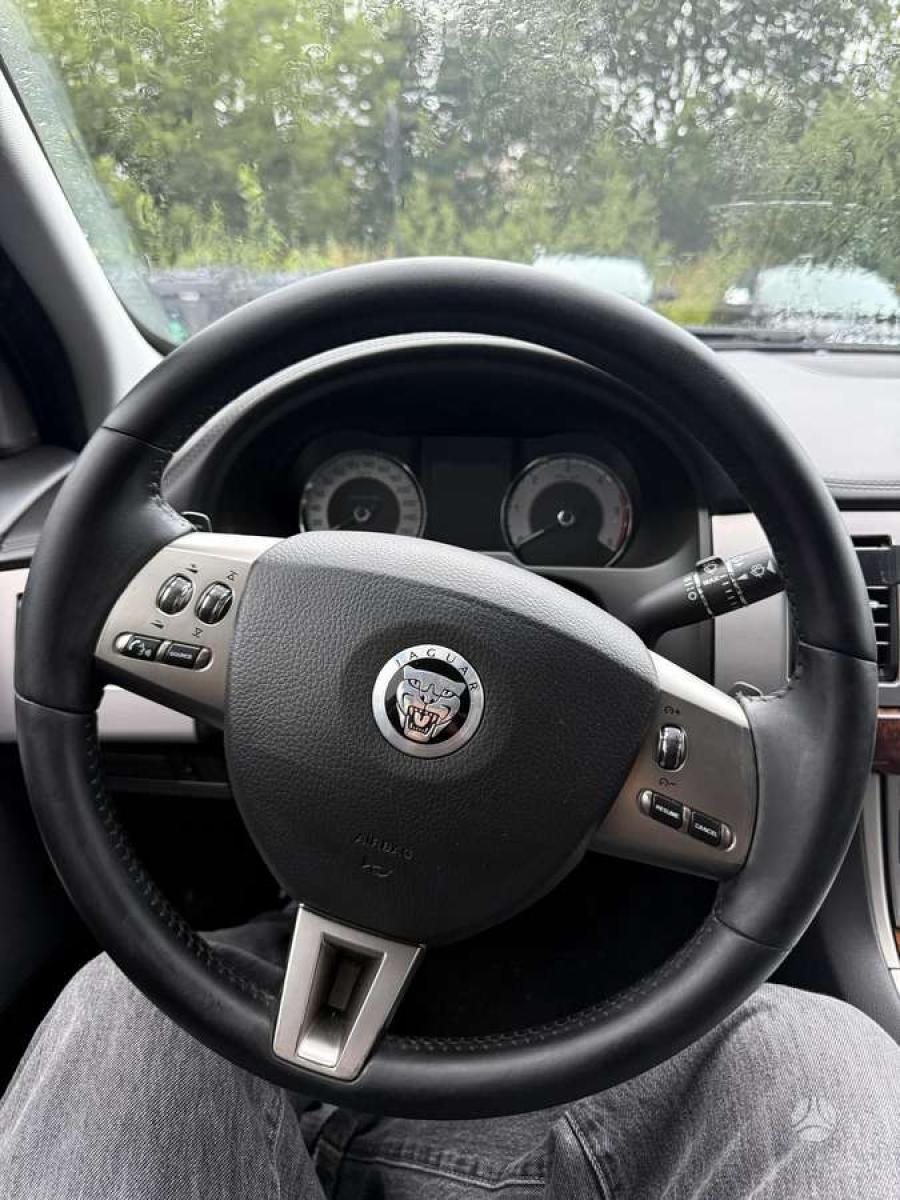 Black Jaguar XF 2010 in Vilnius, with an engine capacity of 2.99 L and mileage of 290 thousand km for 5000 €, photo 13 on AUTOMOTO.COM.LV